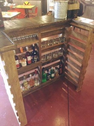 11 Space-Saving DIY Pallet Bar Ideas - Small House Decor